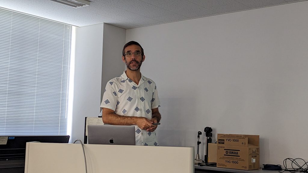 著名な数理生物学者 Joshua Weitz 教授（メリーランド大学）が緒方研を訪問しました。ウイルス生態学に関する分かりやすいセミナーをして ...